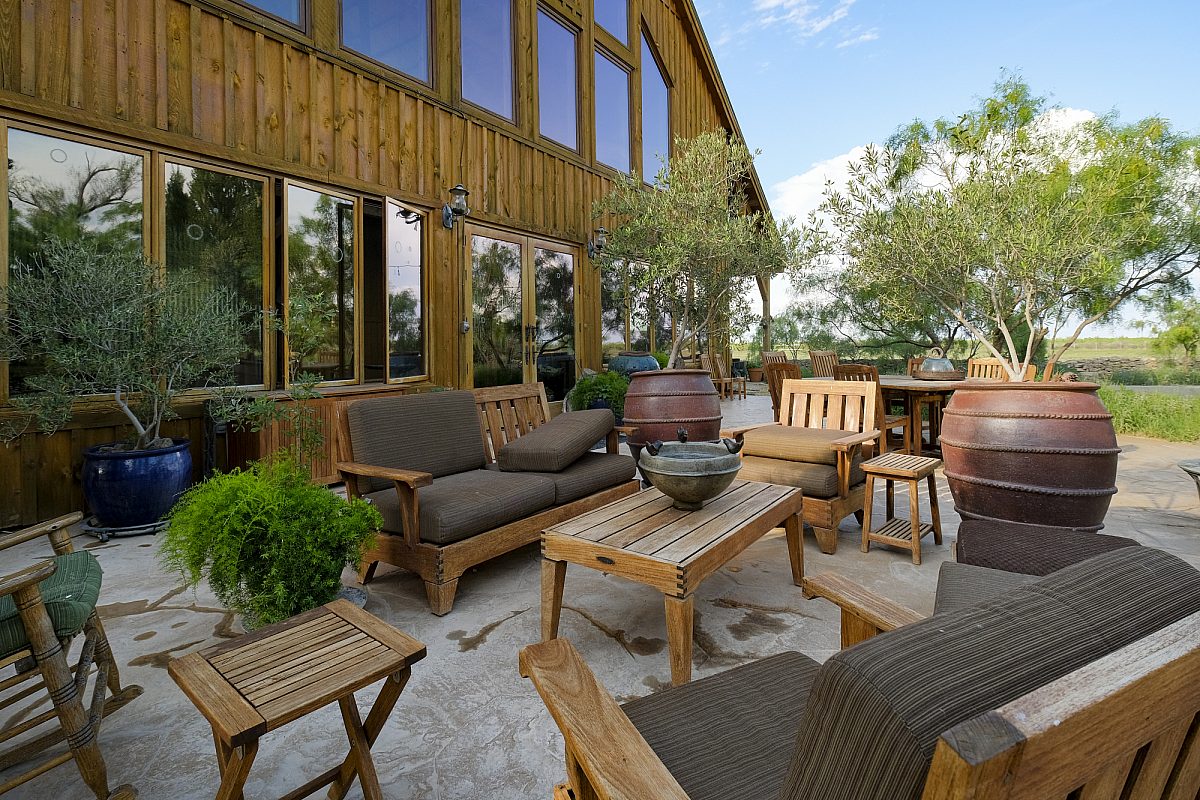 Timberlyne | Airplane Hangar